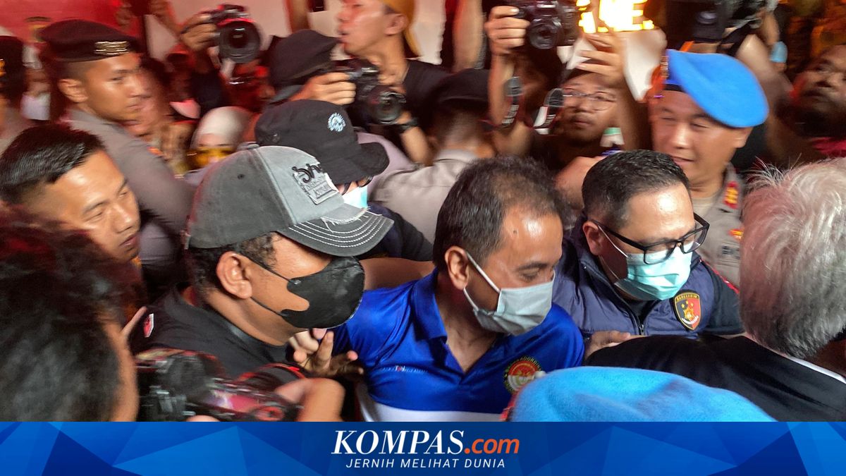 Roy Suryo Dibawa ke RS Polri, Simpatisan Berteriak: Bebaskan Roy!