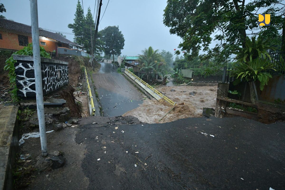 6 Jembatan di Cisarua Putus akibat Banjir Bandang, Ini Pesan Wamen PU