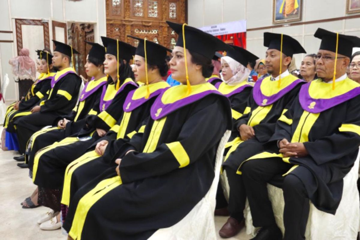 Ambil Kuliah UT Sambil Mengabdikan Diri sebagai Guru Anak-anak PMI di ...