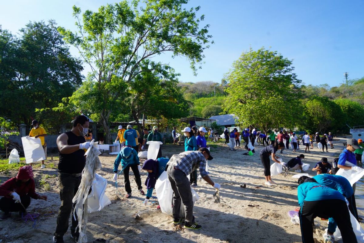 Bersih-bersih Sampah di Pantai Binangko, Labuan Bajo