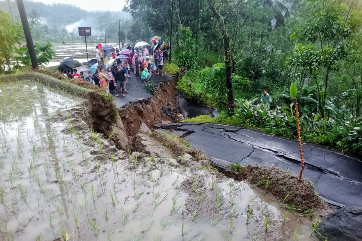 Jalan Raya Desa Panusupan Purbalingga Putus Diterjang Longsor, Ratusan ...