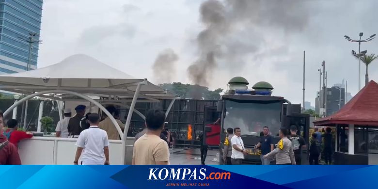 Massa Apdesi Bakar Spanduk dan Lempar Batu ke Gedung DPR Saat Demo