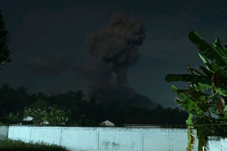 Foto : Gunung Ibu Erupsi, Semburkan Kolom Abu 1.200 Meter Disertai Dentuman Kuat