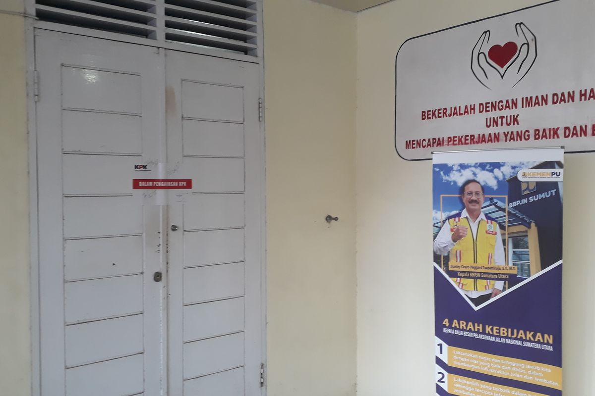 Penampakan Segel KPK di Pintu Kantor BBPJN Sumut Satker Pelaksanaan ...