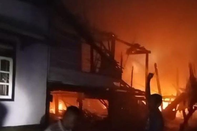 2 Rumah Hangus Terbakar dan Dua Terdampak di Kawasan Padat Penduduk Sumbawa