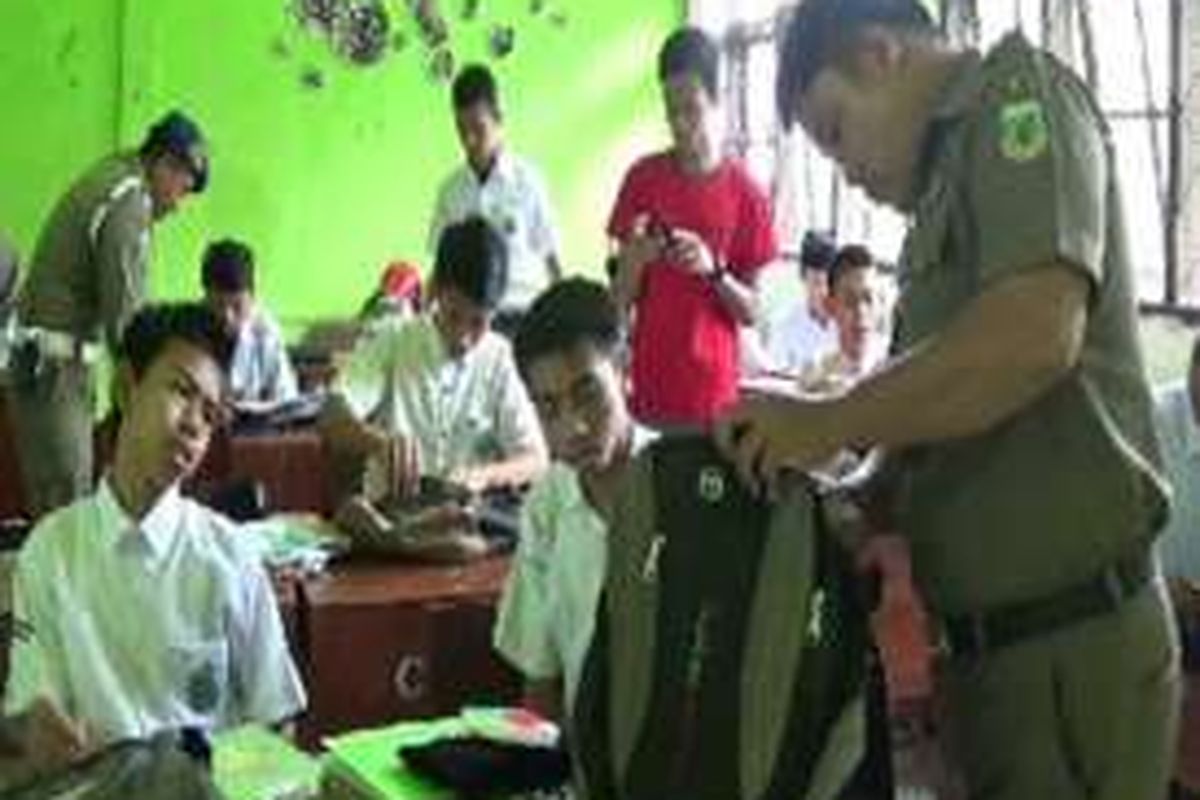 Razia "Kasih Sayang" di Sekolah, Ditemukan Badik hingga Kondom