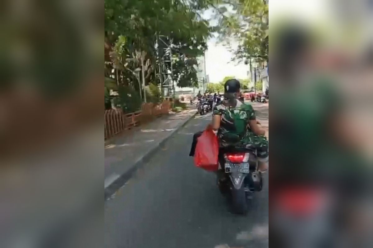 Pengendara Baju Loreng di Makassar Lewat Depan Polisi Tanpa Helm, Polisi: Bukan Razia