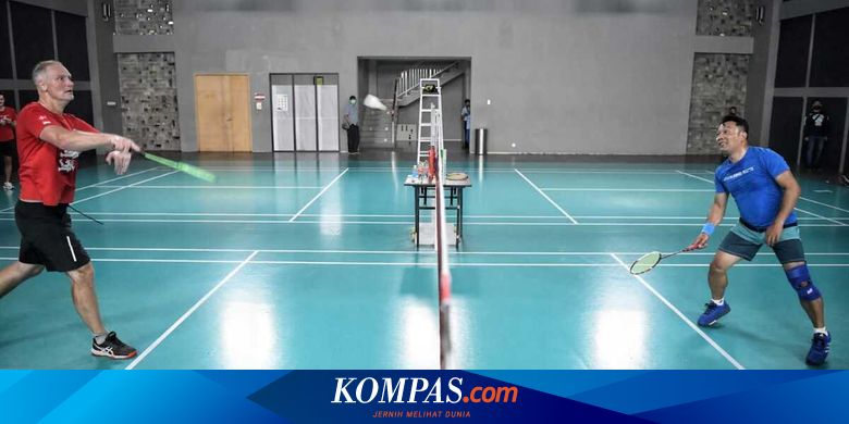 Sikap Badan dalam Servis Forehand Bulu Tangkis