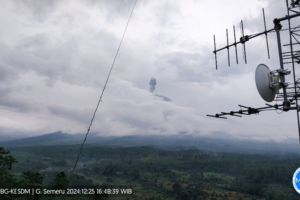 Gunung Semeru Erupsi Lagi, Semburkan Abu Setinggi 1.500 Meter