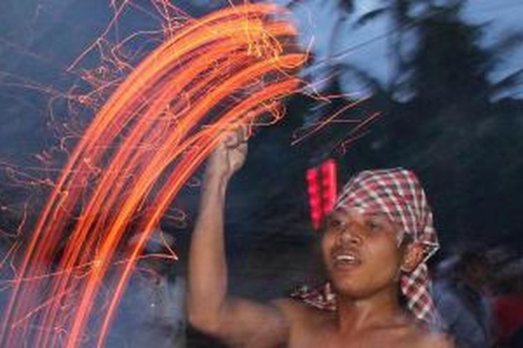 Uniknya Tradisi Perang Api di Ubud