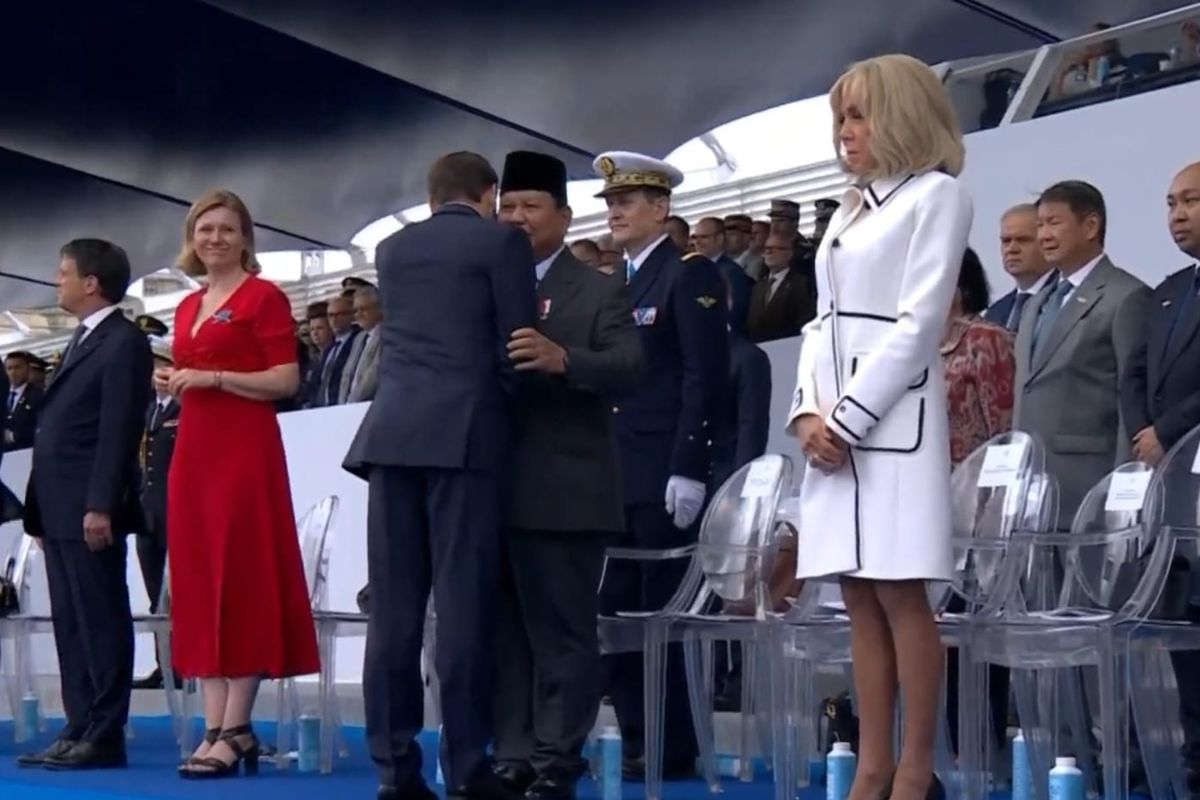 Presiden Macron Peluk Prabowo yang Jadi Tamu Kehormatan Bastille Day di ...