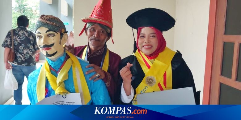 Pria Ini Hadiri Wisuda Menantunya di UGM dengan Kostum Ledhek Gogik