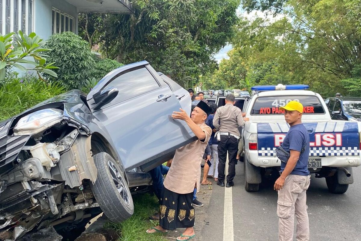 Sopir Ngantuk, Mobil Tabrak Pembatas di Jalan Yogyakarta-Wonosari