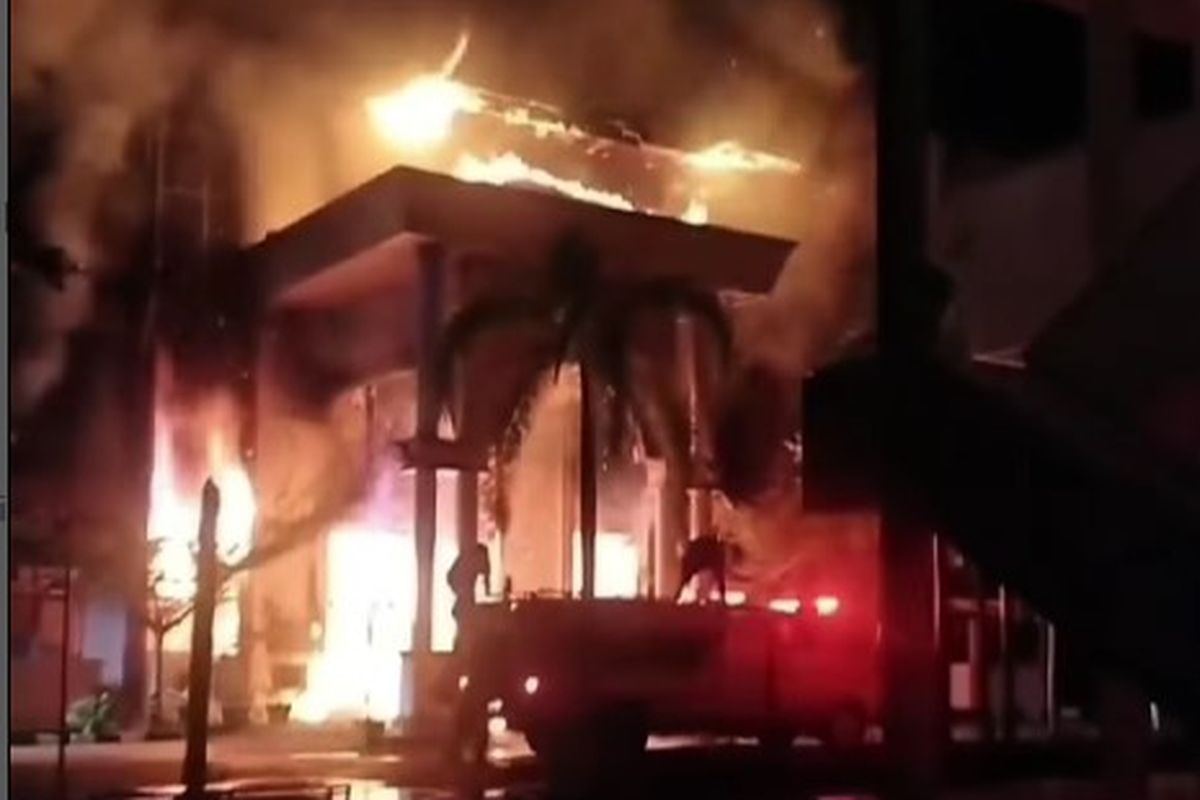 Gedung FKM Unand Terbakar, 3 Lantai Ludes dalam 1 Jam, 100 Petugas ...