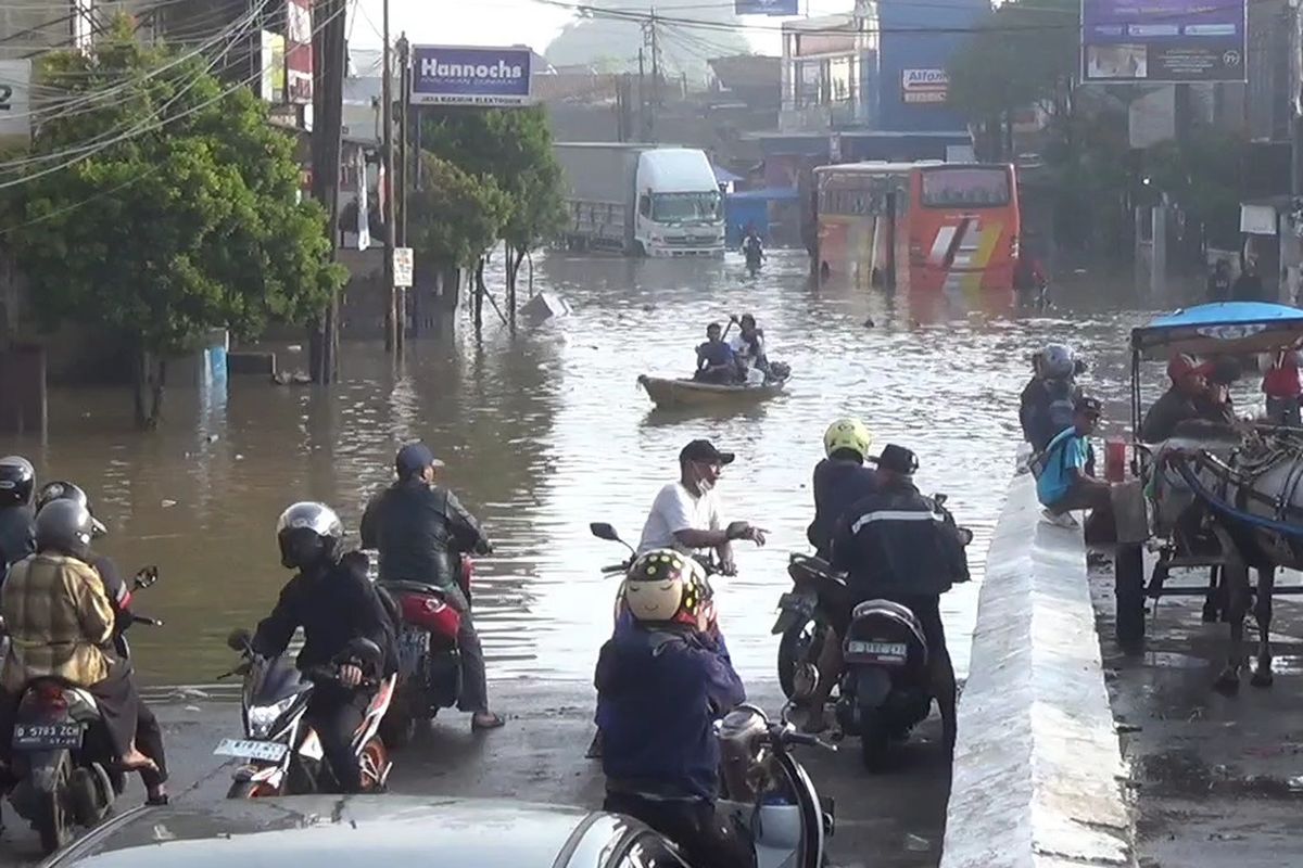 Jalan Raya Dayeuhkolot Bandung Lumpuh akibat Banjir, Warga Gunakan Perahu