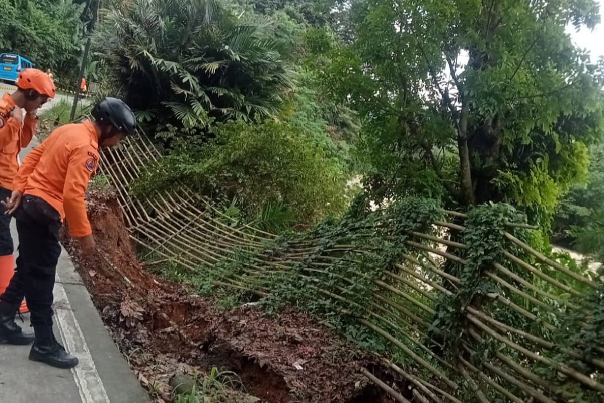 Longsor di Tebingan Jalan Raya Jasinga Bogor, Lalin Buka Tutup