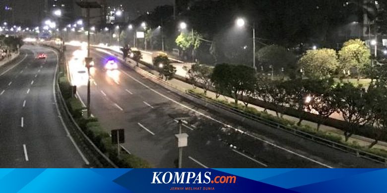 Truk Bermuatan Split Terguling di Tol Semanggi, Masih Dalam Proses Evakuasi