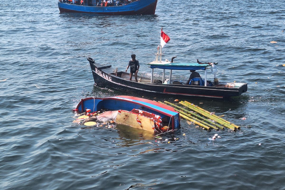 Mengintip Tradisi Nadran Muara Angke: Larung Sesaji hingga Joget di ...