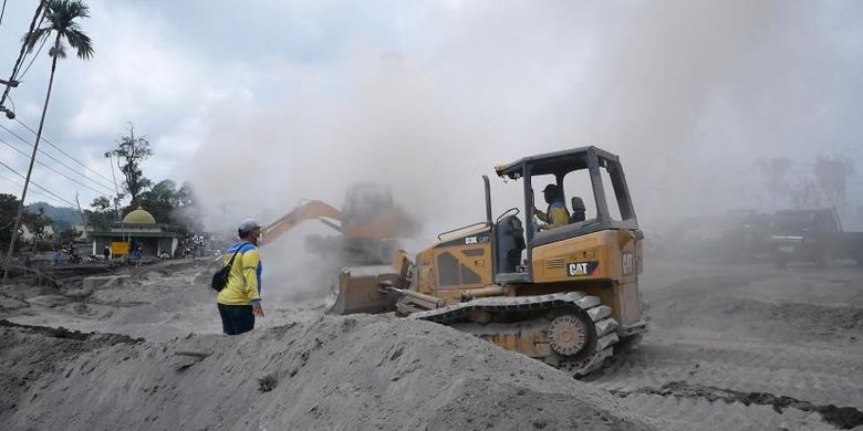 Berita Harian Material Vulkanik Semeru Yang Menimbun Dusun Kajar Kuning Dibersihkan Terbaru Hari ...