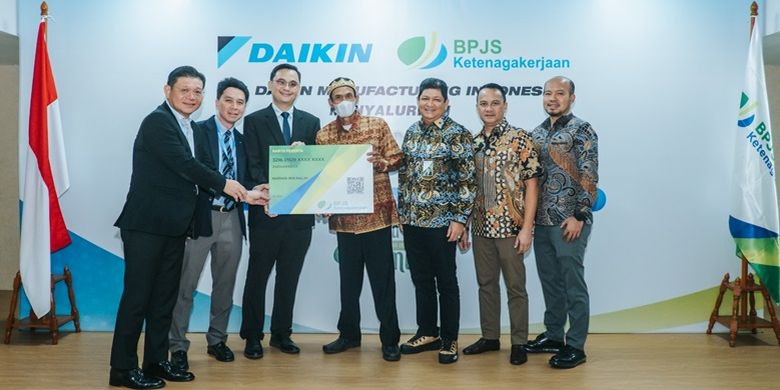 Daikin Donasikan Rp 2,5 Miliar untuk Pekerja Rentan di Indonesia