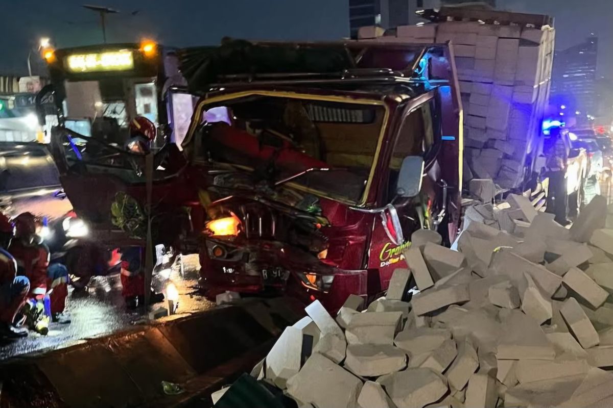 Sopir Truk Pengangkut Hebel Tewas Usai Tabrak Pembatas Jalan di Pancoran