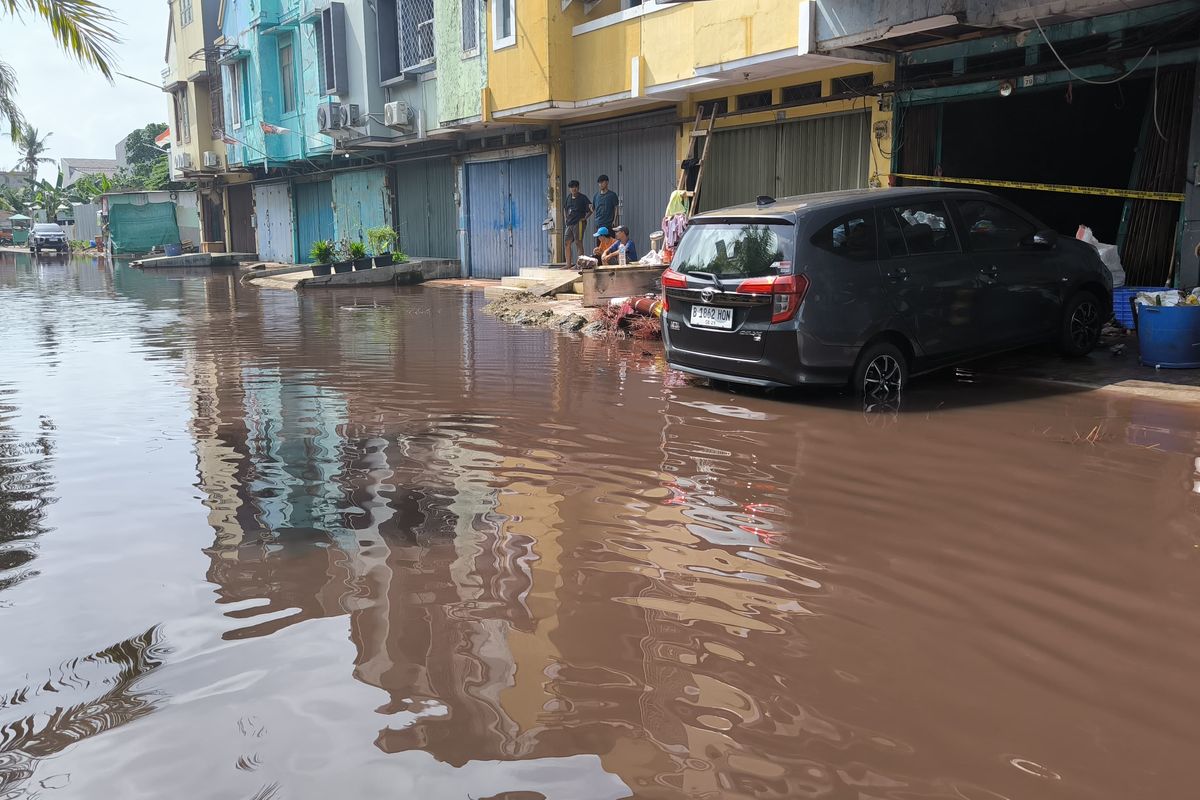Momen-momen Air Banjir Ruko Cengkareng Berubah Jadi Warna Merah
