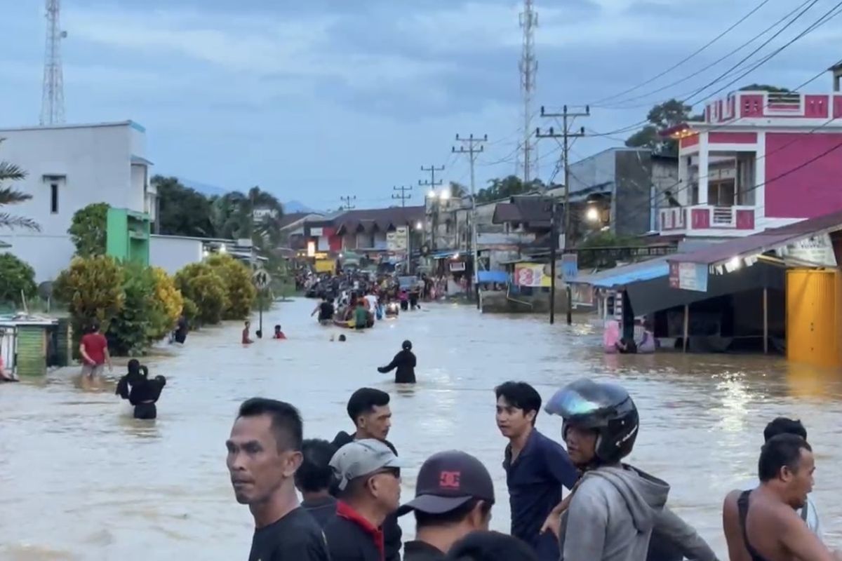 Banjir Bandang Terjang Landak Kalbar, Akses Jalan Utama ke Perbatasan ...