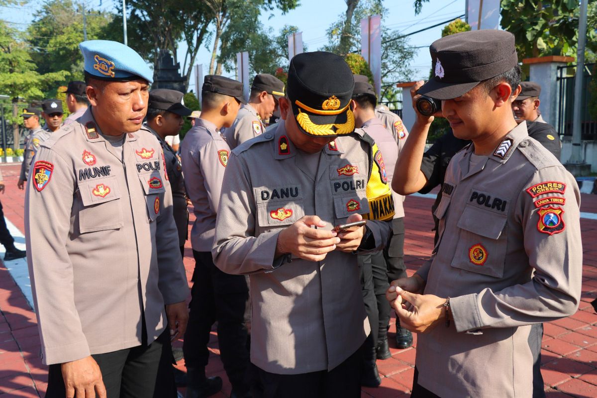 Marak Judi "Online", Polres Gresik Sidak Ponsel Anggota Usai Apel
