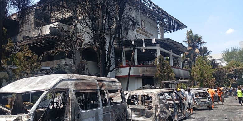4 Orang Tewas dalam Kerusuhan di Gedung DPRD Makassar, Ada yang Loncat ...