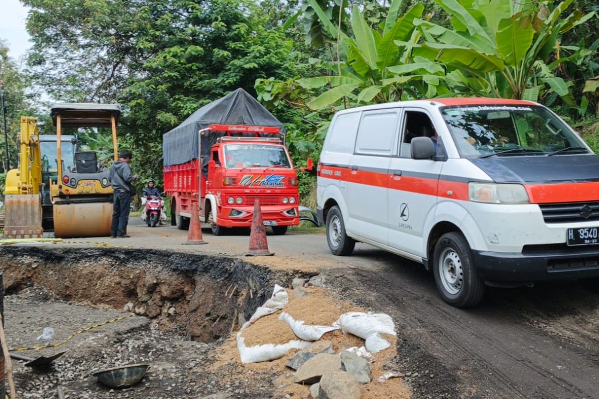 Jalan Kabupaten Semarang-Grobogan Ambles, Truk Besar dan Berat Dilarang ...