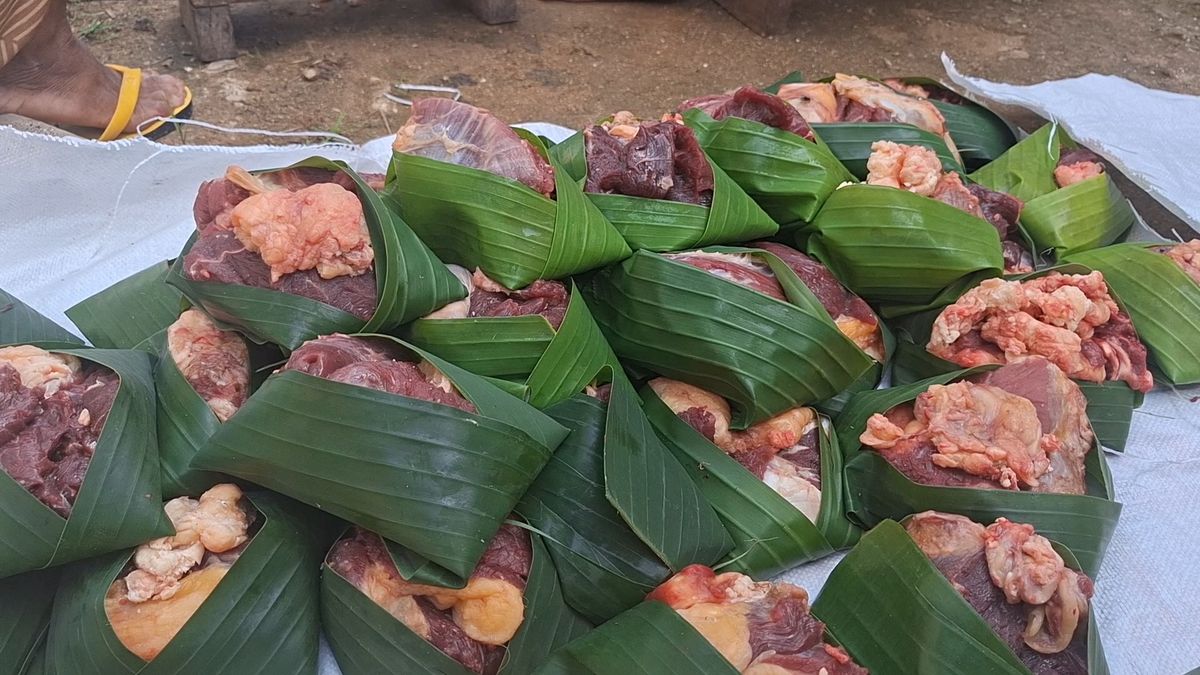 Tekan Sampah Plastik, Warga Sumenep Bungkus Daging Kurban dengan Daun ...