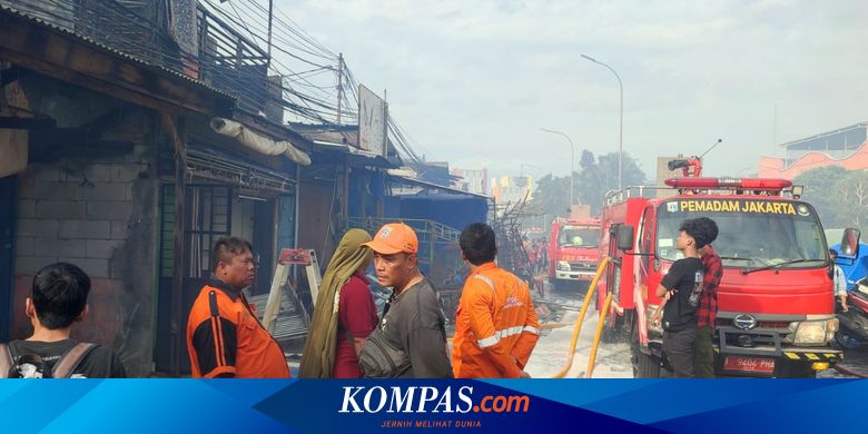 Kebakaran di Kemayoran, Pedagang Panik Pindahkan Barang Dagangan