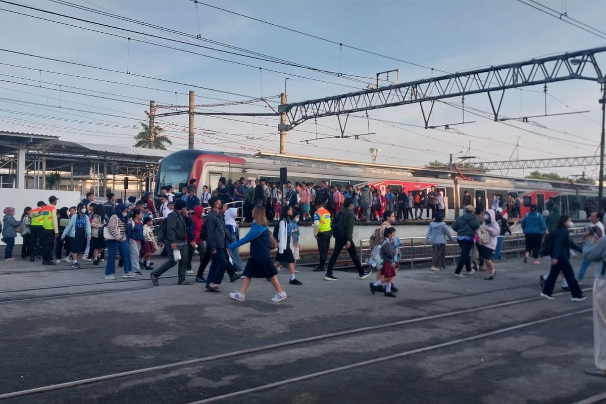 Stasiun Bogor Mendadak Padat, Penumpang Dialihkan ke Jalur Alternatif ...