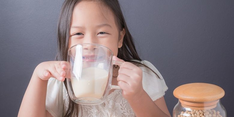 Cara Tepat Penuhi Protein Si Kecil Alergi Susu Sapi dan Intoleran Laktosa