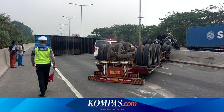 Sopir Diduga Mengantuk, Truk Kontainer Terguling Usai Tabrak Pembatas Beton di Exit Tol Semper