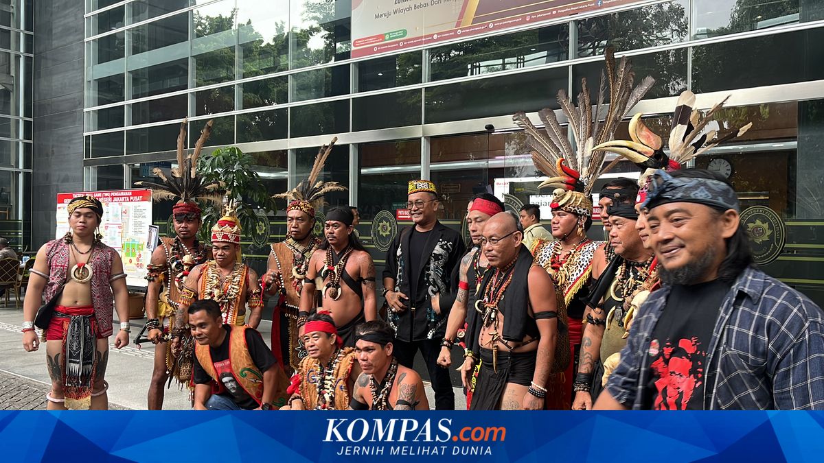 Dukung Hasto, Belasan Warga Dayak Datang ke Pengadilan Tipikor