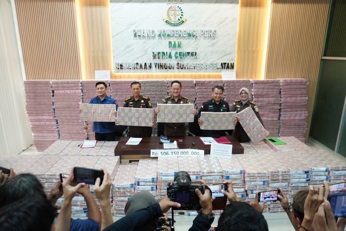 Kejati Sumsel Pamer Tumpukan Uang Setengah Triliun dari Dugaan Korupsi Kredit Bank Pelat Merah