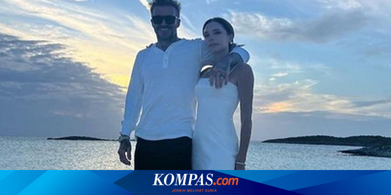 Victoria Beckham Berbalut Mini Dress Putih untuk Ultah Sang Suami