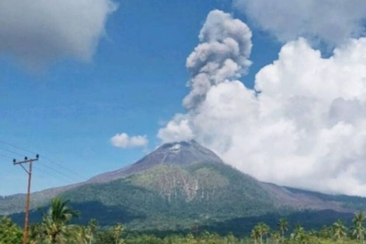 Gunung Lewotobi Laki-laki Erupsi, Warga Diminta Jauhi Radius 5 Kilometer