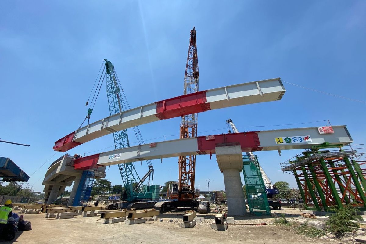 Girder Merah Putih di "Flyover" Aloha Sidoarjo Mulai Dipasang