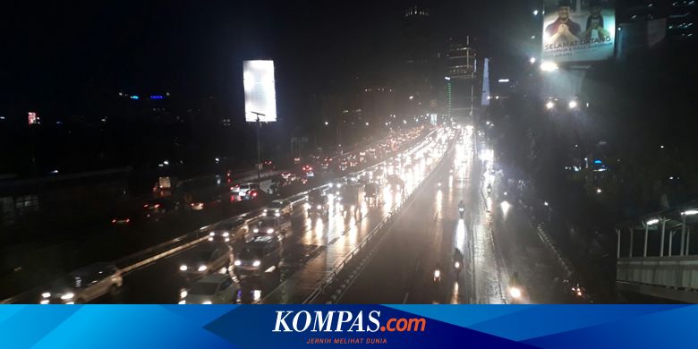 Banjir di Dekat "Flyover" Kuningan Sempat Buat Kendaraan Mogok