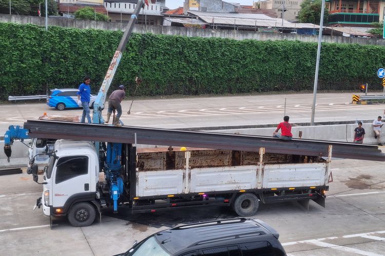 Kronologi Kecelakaan di Tol Desari, Mobil Tabrak Truk Bermuatan Besi Saat Pindah Jalur