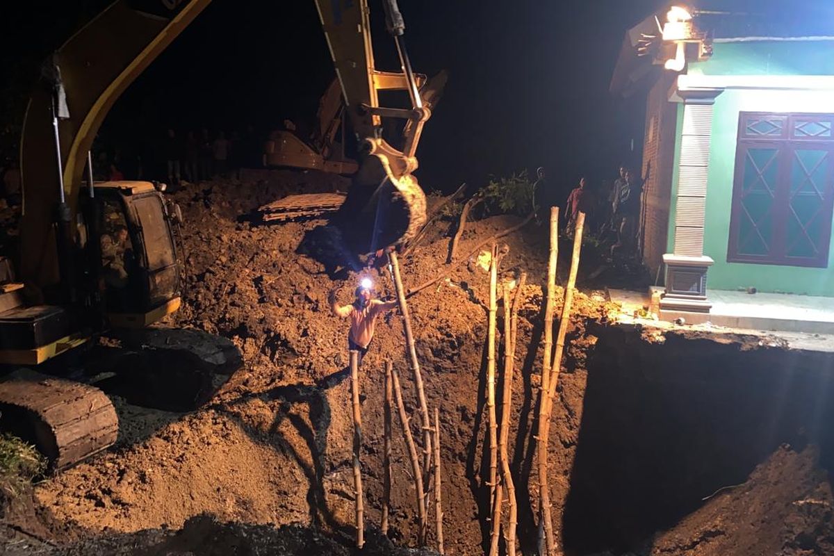 Tukang Gali Sumur Tertimbun Longsor di Kedalaman 9 Meter, Tubuhnya ...