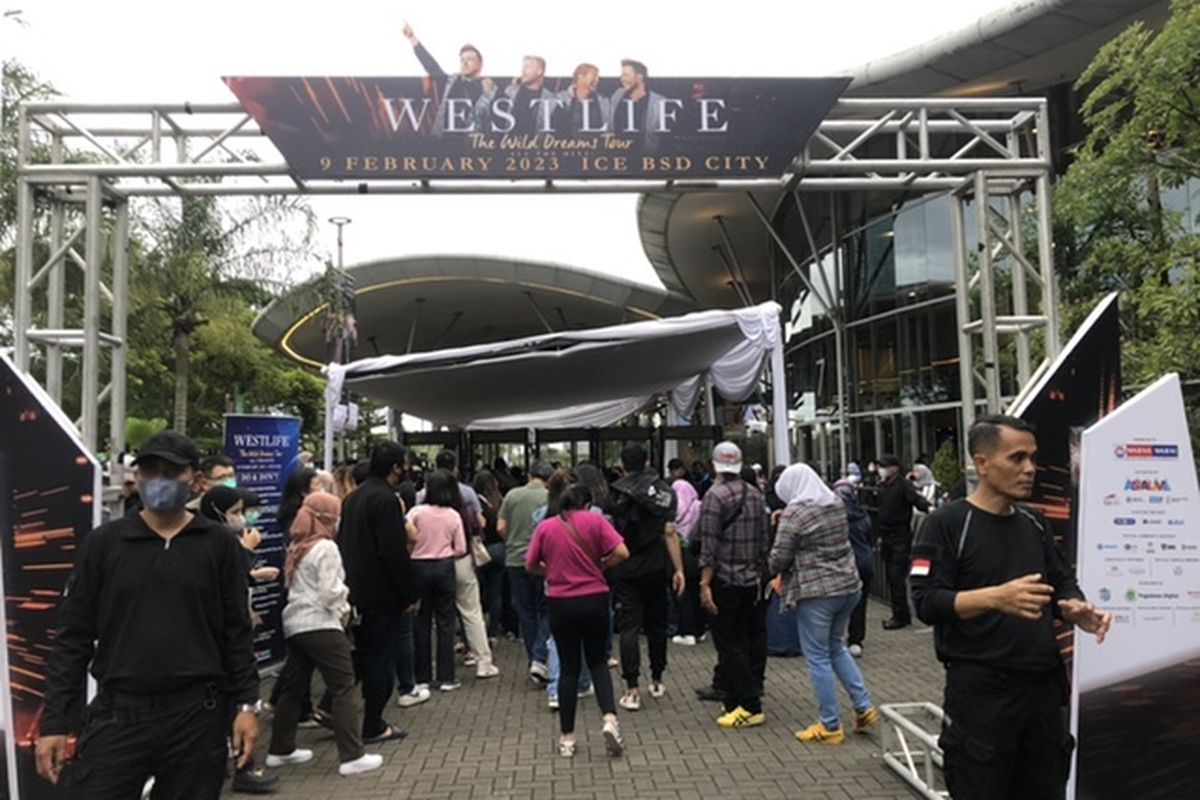 Antusias Penonton yang Mulai Padati Konser Westlife di ICE BSD