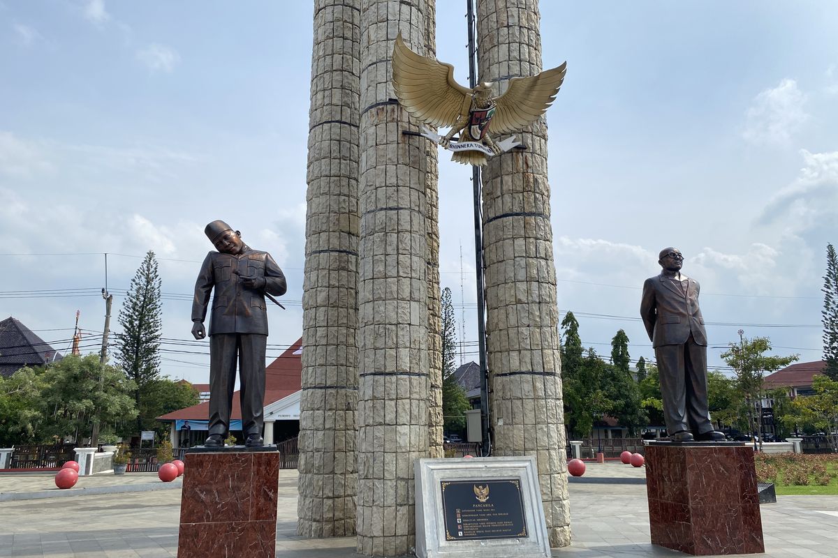 Angin Kencang, Kepala Patung Bung Karno Miring di Alun-alun Indramayu