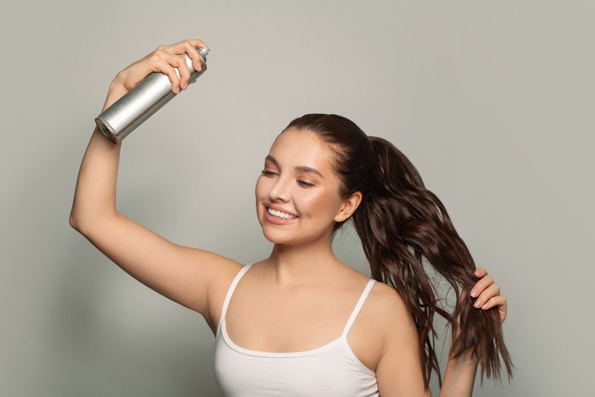 Cara Pakai Hairspray yang Benar agar Tatanan Rambut Bertahan Lama