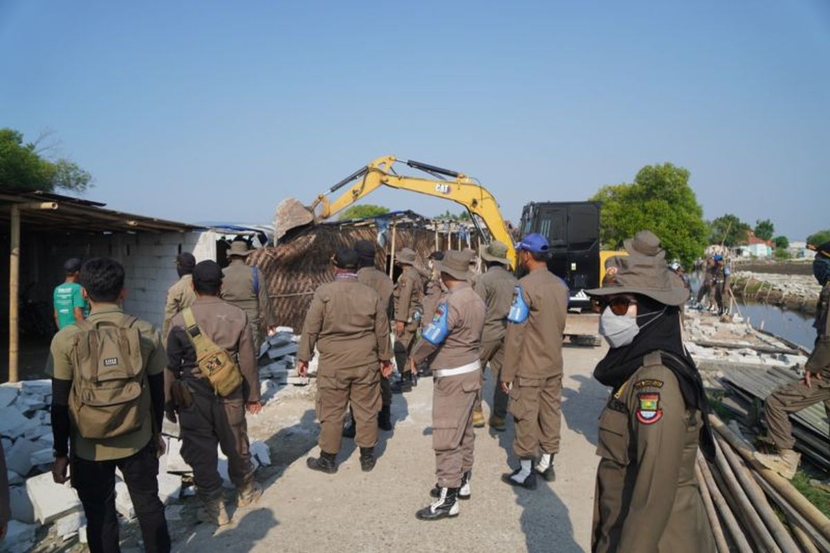 Satpol PP Tertibkan Ratusan Bangunan Liar di Sempadan Sungai Jiban