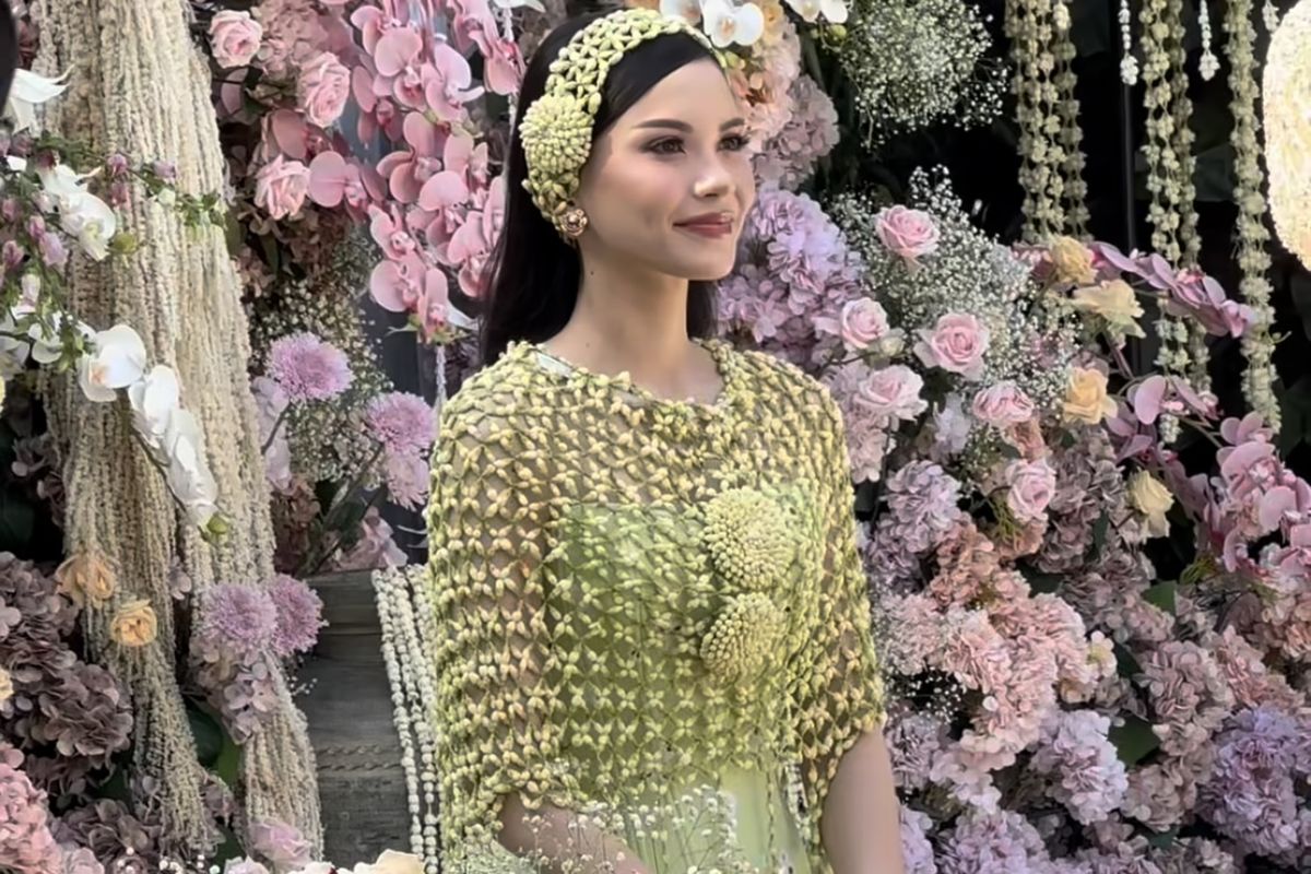 Pakai Jumputan Hijau, Intip Gaya Alyssa Daguise Saat Siraman Jelang Pernikahan