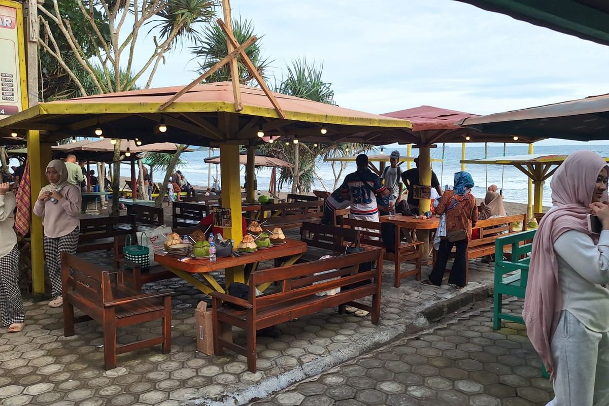 Kunjungan Pantai Papuma dan Watu Ulo Membludak, Begini Cara Dapat ...