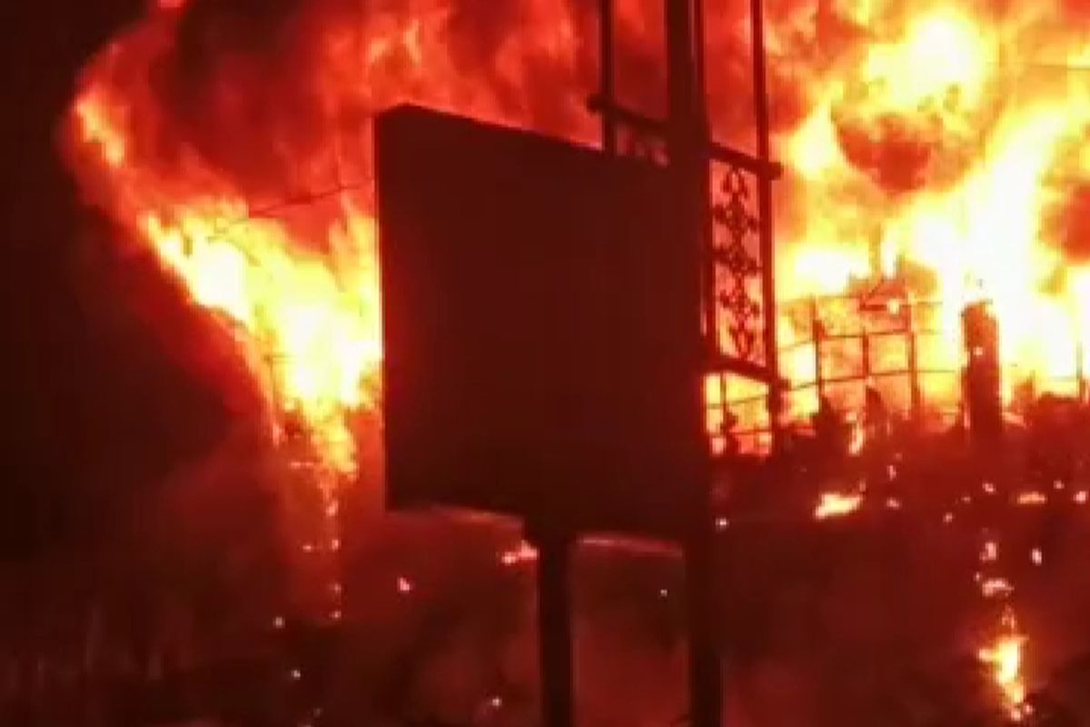 Sempat Mereda, Api di Pusat Perbelanjaan Suzuya Mall Banda Aceh Kembali ...